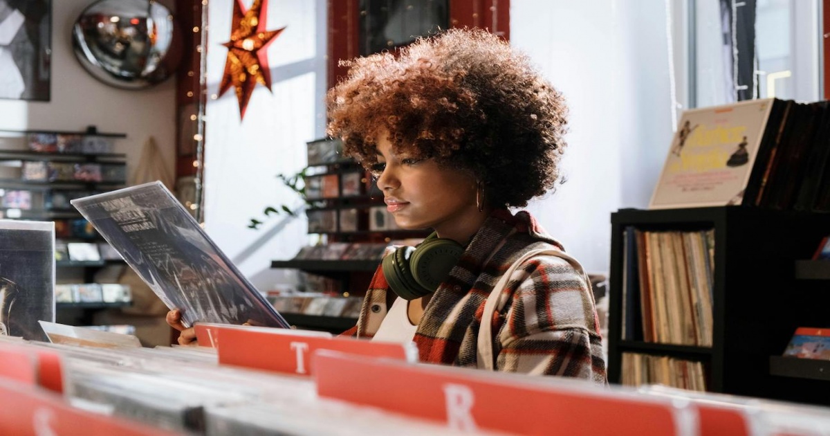 Vinyl Alliance says Gen-Z is now the 'driving force' behind the format ...